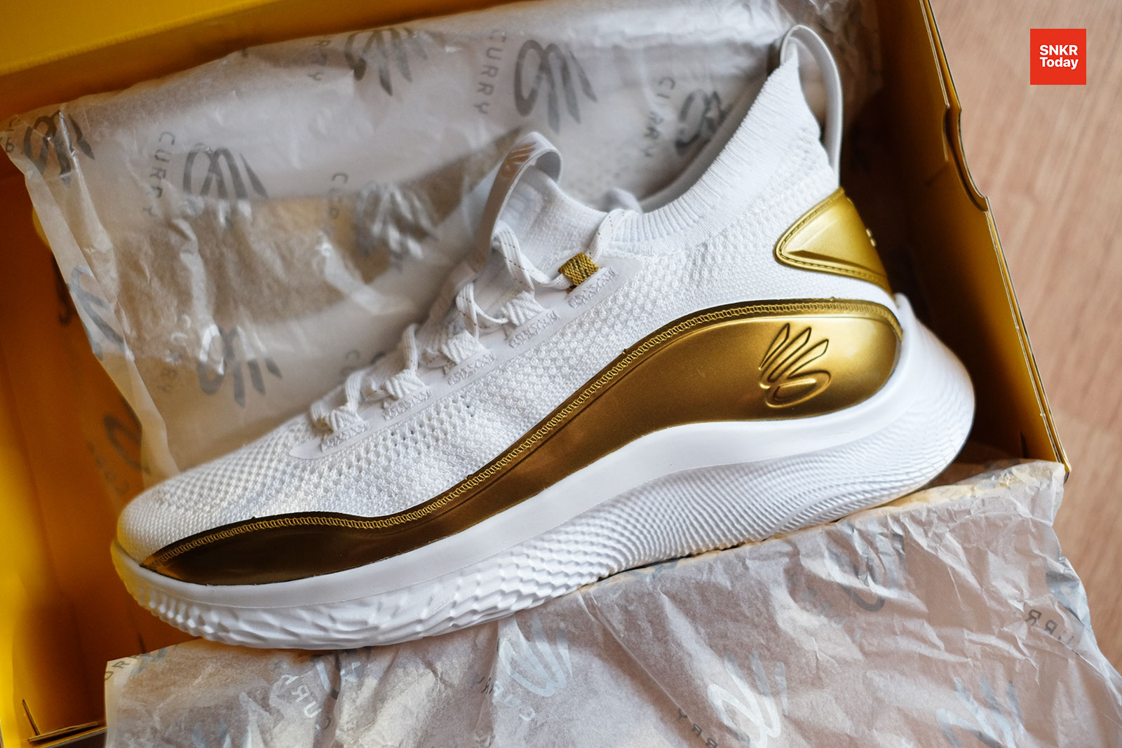 รีวิว Curry Flow 8 "Golden Flow" รองเท้าบาสซิกเนเจอร์ของเคอร์รี่ที่ปรับ ...