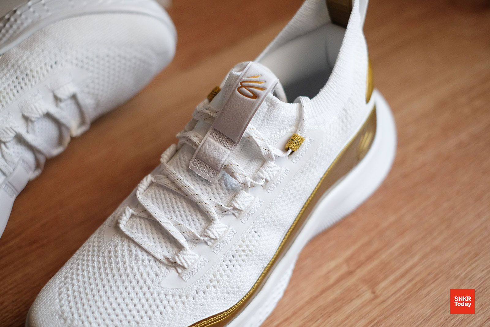 รีวิว Curry Flow 8 "Golden Flow" รองเท้าบาสซิกเนเจอร์ของเคอร์รี่ที่ปรับ ...