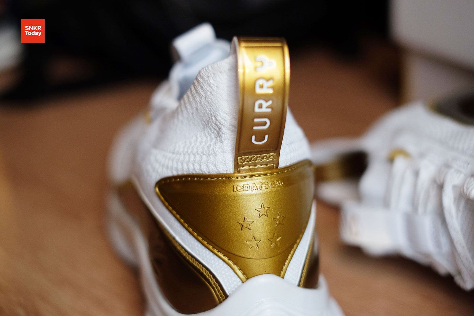 รีวิว Curry Flow 8 "Golden Flow" รองเท้าบาสซิกเนเจอร์ของเคอร์รี่ที่ปรับ ...