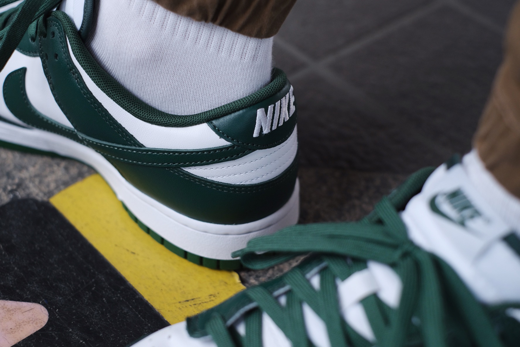 Nike Dunk Low "Team Green" ความคลาสสิกที่ไม่เคยจางหาย - SNKR TODAY